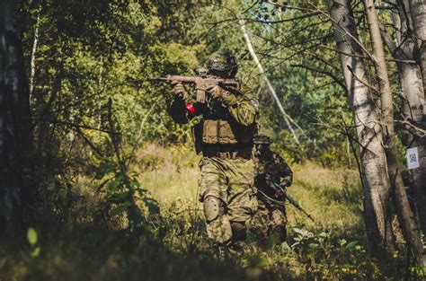 昼間にライフルを持っている人の写真 Unsplashの無料チェコ共和国写真
