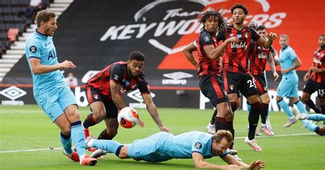 Gary Neville Claims VAR Officials Are Scared To Overrule Their On Pitch Colleagues Mirror Online