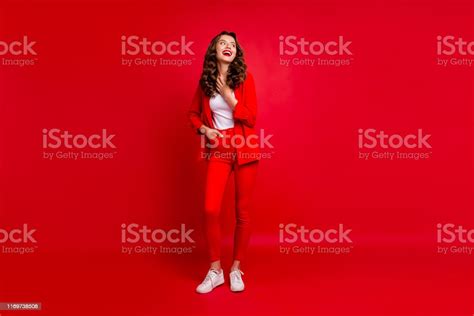 빨간 배경을 통해 고립 된 현대적인 양복을 입고 웃는 가슴을 만지는 매력적인 여성의 전체 길이 사진 갈색 머리에 대한 스톡 사진 및 기타 이미지 Istock