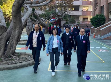 關心投票情況 中央選委會委員偕竹市選委會主委巡視