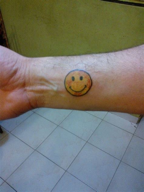Carita Feliz Tatuajes Tatuajes Minimalistas Tatuajes En La Cara