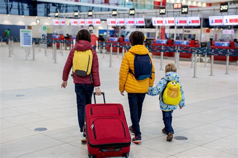 출발 게이트 근처 공항 환승 홀에서 비행기에 탑승을 기다리는 귀여운 아기 소년 아이들과 함께 공기로 활동적인 가족 라이프 스타일
