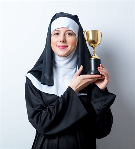 Monja Sonriente Joven Con La Taza De Oro Del Trofeo Foto De Archivo Imagen De Premio Cristo