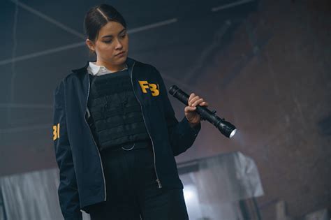 그녀의 손에 손전등으로 내려다 보는 범죄 현장에서 여성 Fbi 요원 25 29세에 대한 스톡 사진 및 기타 이미지 25 29
