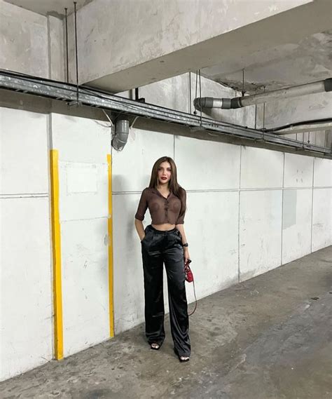 Potret Artis Pakai Baju Transparan Tak Melulu Sensual