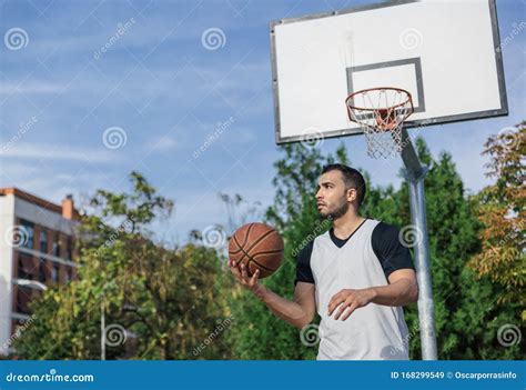 Jovem Joga Basquete Sozinho Em Uma Quadra Urbana As Costas Para A