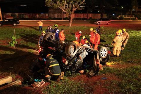 Adolescente de 16 anos capota carro roubado na Epia Sul Metrópoles