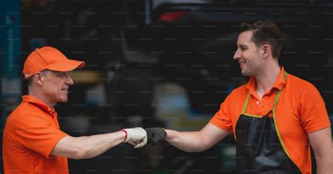 자동차 엔진 서비스에 관한 정비사 업무의 배경 자동차 차고에서 자동차를 유지 보수 또는 수리하는 자동차 작업을 하는 기술자 비즈니스 산업용 자동차 엔진 사진