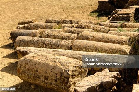 Timgad 로마베르베르 도시 알제리의 Aures 산의 열 입니다 유네스코 세계 유산 사이트 Batna에 대한 스톡 사진 및