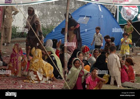 Lahore 9th Sep 2014 Pakistani Flood Affected People Sit At A