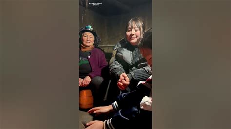 爷爷83岁，奶奶77岁，爷爷奶奶的愿望是在他们有生之年冬梅快快长大，星星希望你们两个都健健康康的我的乡村生活 农村的孩子早当家上热门话题