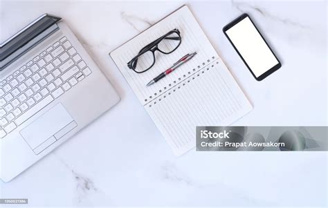 흰색 대리석 탁상에 다양한 문구가있는 노트북 스마트 폰 및 안경의 평평한 평신도 노트북에 대한 스톡 사진 및 기타 이미지
