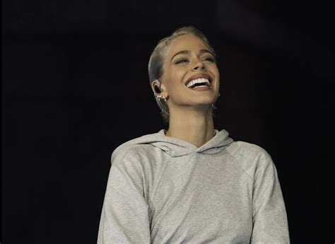 Finalmente Tini Presentó Un Mechón De Pelo En El Club Hurlingham