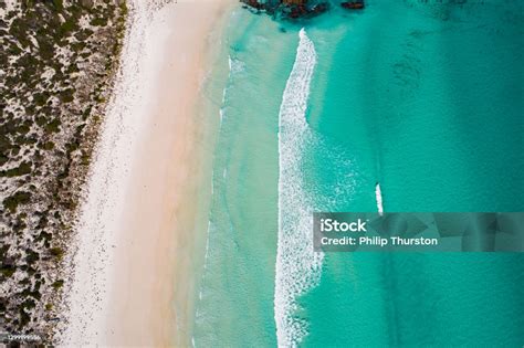청록색 에메랄드 워터와 함께 하얀 모래 해변에서 한 파도를 깨는 0명에 대한 스톡 사진 및 기타 이미지 0명 경관 공중 뷰 Istock
