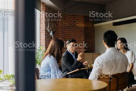 아시아 사업가 및 사업가 그룹 정신 건강 지원 사무실에서 세미나에 대한 스톡 사진 및 기타 이미지 세미나 요법 정신 건강