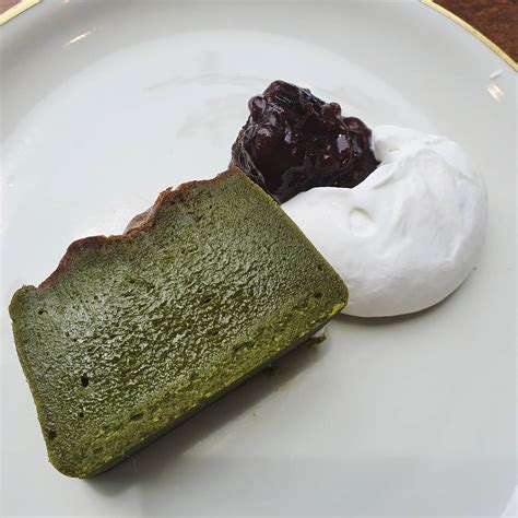 힐사이드 5월 30일 토요일 힐사이드양림 열려있습니다 여름의 디저트 말차테린느 나왔어요 생초콜릿과 같은 식감의 디저트입니다 가게하기 전부터 이거 먹어본