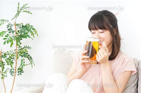 自宅でビールを飲む若い女性の写真素材 174522443 イメージマート