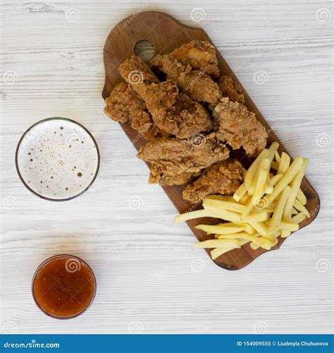 Fast Food Saboroso Pilões De Frango Frito Asas Picantes Batatas Fritas E Dedos Da Galinha