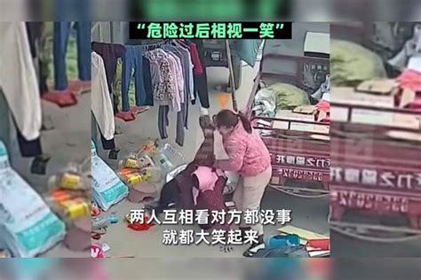 婆婆车上没站稳后仰摔下儿媳妇眼疾手快冲上去接住