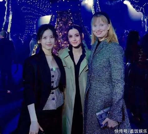 章泽天与香港名媛同框，生二胎后身型显臃肿，一旁何超琼气场全开