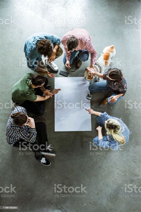 캐주얼 사무실에서 계획을 작업 하는 시작 팀의 위의 보기 개에 대한 스톡 사진 및 기타 이미지 개 전략 바로 위 Istock