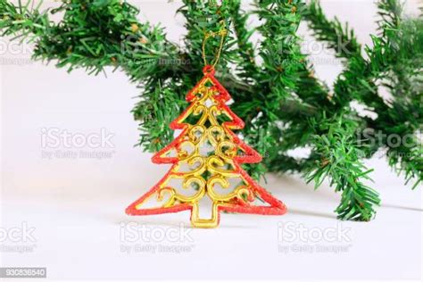 크리스마스 장식 흰색 바탕에 격리합니다 겨울 시간과 새 해 카드 개념입니다 크리스마스 트리 장식의 구성입니다 공간 복사 12월에 대한 스톡 사진 및 기타 이미지 Istock