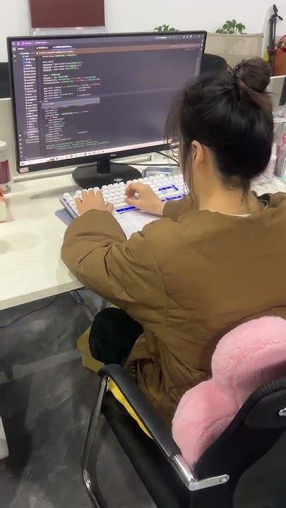 公司新来的大学生，项目负责人让我带，让她写个系统，对着书敲了一天了，真不知道大学都学了什么，这让我如何是好 程序员 编程 实习生