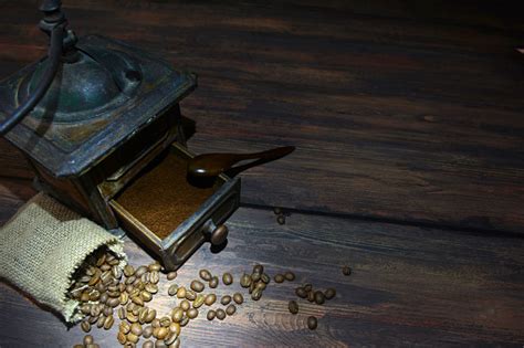 나무 배경에 콩과 숟가락을 가진 오래된 금속 커피 분쇄기 0명에 대한 스톡 사진 및 기타 이미지 0명 가방 갈색 Istock