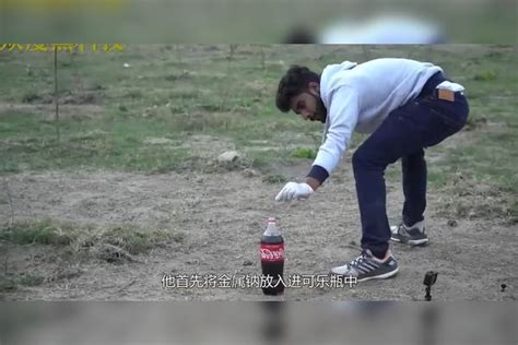 小哥将金属钠扔进可乐，三秒后直接失控，网友：作死就属老外强！可乐网友老外