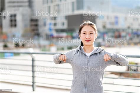 아시아 젊은 여자 서 고 스트레칭 후 실행 에 이 도시 20 24세에 대한 스톡 사진 및 기타 이미지 20 24세 20