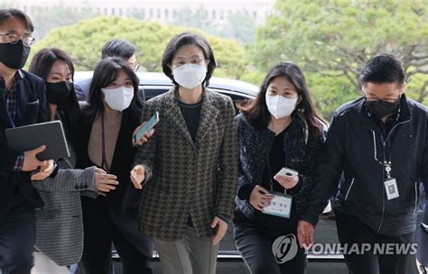출근하는 노정희 중앙선거관리위원장 연합뉴스