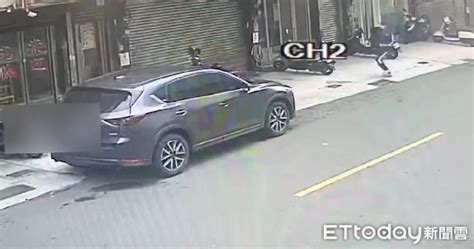 台南3人球棒隊狠砸鐵門機車 超糗！他跳上引擎蓋揮空棒重摔 Ettoday社會新聞 Ettoday新聞雲