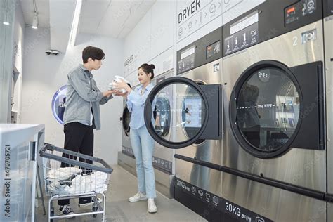 셀프 세탁실을 배경으로 대학생 커플 또는 신혼부부가 함께 또는 혼자 세탁기 또는 건조기 작동과 빨래 정리하는 모습 아시아 한국