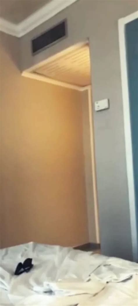 호텔 방을 쓰는 새엄마와 의붓아들 태닝을 보여주는 그녀 xHamster