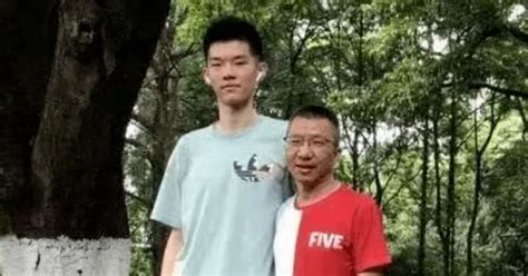 主持人谢娜侄子692分考上清华！分享学习秘诀：上课要多听，要注重教材！语文