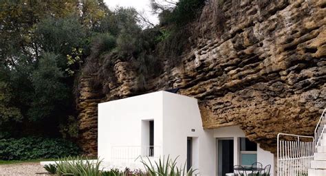 Агуй дахь байшин