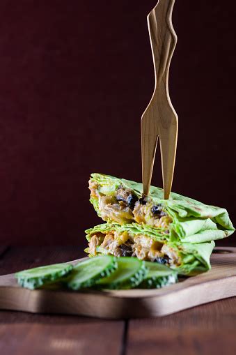 샌드위치입니다 닭고기 버섯 치즈 피타 녹색입니다 오이 나무 배경에 바베 큐 고기 Shawarma입니다 불고기와 피타입니다 미국