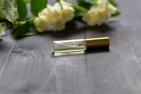 신선한 재스민 꽃과 검은 나무 배경에 향수와 유리 플라콘 작은 병에 대한 스톡 사진 및 기타 이미지 작은 병 향기로운