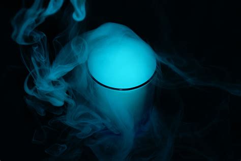 화이트 유리에 검은 천 배경 연기입니다 연기는 배경 위에 펼쳐집니다 Vaping 문화 담배 없는 생활입니다 개념적 이미지입니다