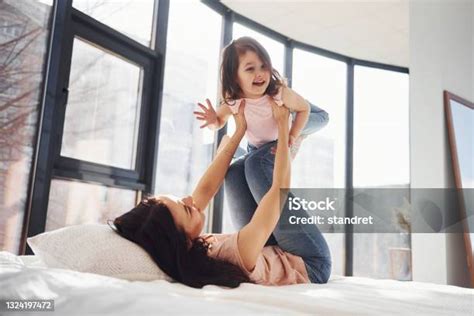 젊은 어머니 와 그녀의 딸 있다 재미 에 주말 시간 함께 에 침대 2 3 살에 대한 스톡 사진 및 기타 이미지 2 3 살
