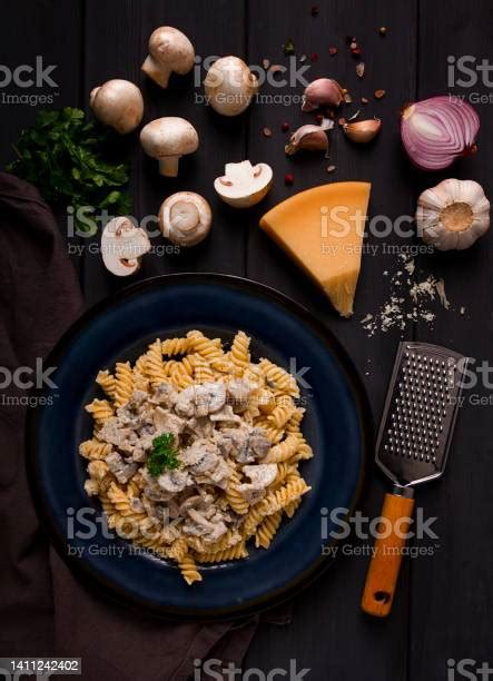 Fusilli 파스타 크림 소스에 샴피뇽과 함께 톱 뷰 재료와 함께 나무 테이블에 사람 없음 0명에 대한 스톡 사진 및 기타