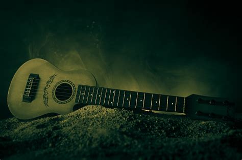 음악 개념입니다 어쿠스틱 기타 복사 공간 연기와 빛의 광선에서 어두운 배경에 고립 기타 줄 닫습니다 선택적 초점입니다 불 효과 초현실적인 기타 음악에 대한 스톡 사진 및