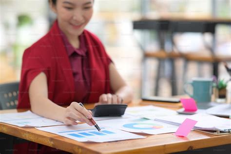 Foto Empresaria Analizando Documentos Financieros Y Usando Calculadora