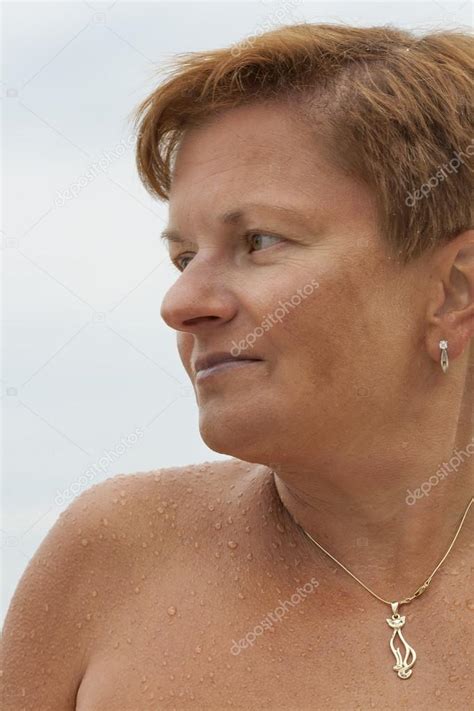 gülümseyen orta yaşlı beyaz tabaklanmış çıplak kadın açık portrai