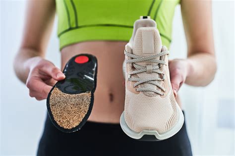 부드러운 정형외과 깔창과 달리기를 위한 운동화를 입은 운동복을 입은 피트니스 여성 평발 및 발 질환의 치료 및 예방 아치 지원 발의 편안함 편안한 스포츠 신발 착용 안창에