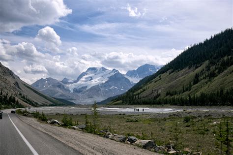 여름에 컬럼비아 아이스 필드의 전망을 즐기기 재스퍼 국립 공원 Ab 캐나다 2차선 고속도로에 대한 스톡 사진 및 기타 이미지 2차선 고속도로 경관 고속도로 Istock