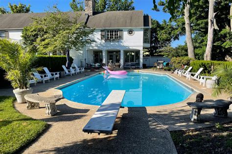 Mansion With Pool For Rent