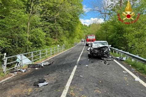 Varese Auto Finisce In Scarpata Dopo Incidente A Catena Un Morto E