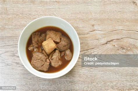 삶은 두부와 질감이 있는 식물성 단백질 채식 요리에 허브 브라운 수프 갈색에 대한 스톡 사진 및 기타 이미지 갈색 건강한