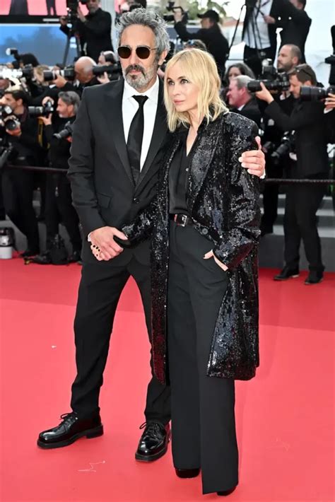 Emmanuelle Béart Et Frédéric Chaudier Un Tendre Moment Sur Le Tapis Rouge De Cannes Le Monde